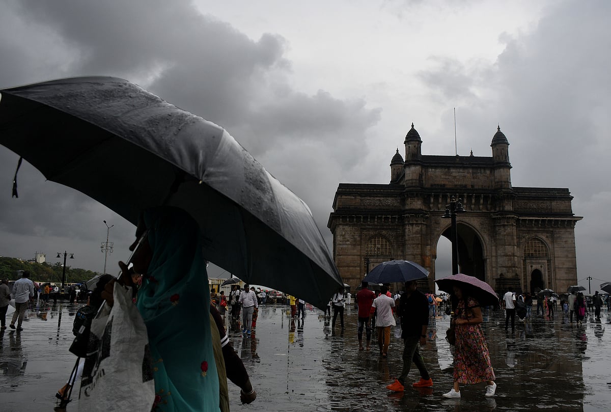 Mumbai: Heavy rainfall lashes city on Friday morning, services remain ...