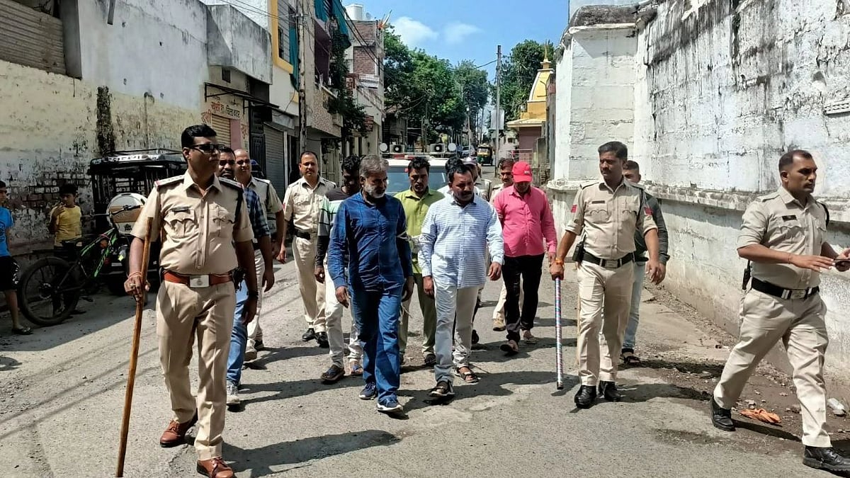 Ujjain: Police parade 7 gamblers arrested from UMC employee’s house