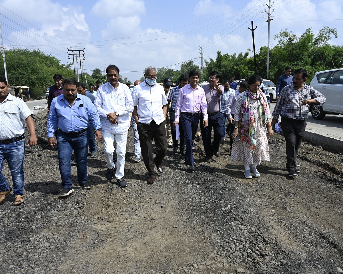 Indore: Mayor comes out on road to see construction speed
