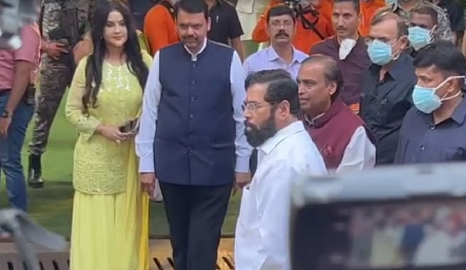 Ganeshotsav 2022: Maharashtra CM Eknath Shinde visits Reliance Chairman Mukesh Ambani's ...