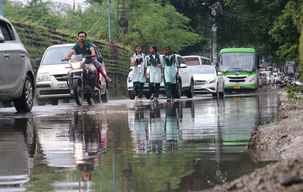 Indore: Intermittent rain with gusty winds lash city