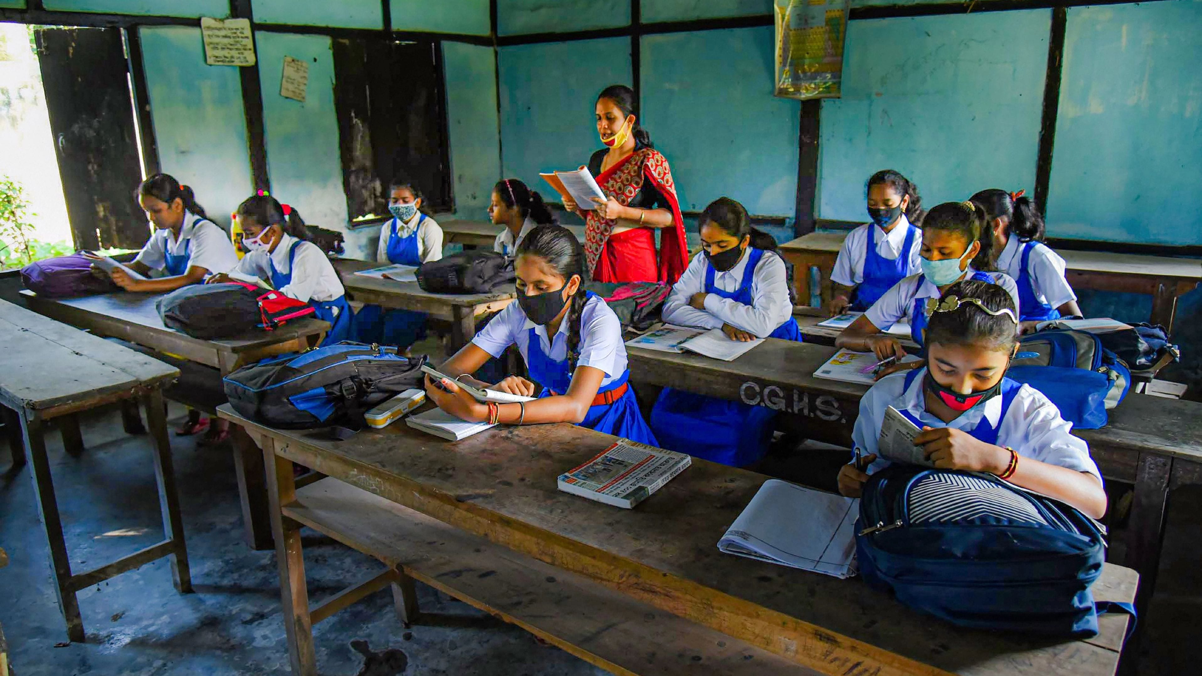 Mumbai: BMC starts distributing new uniforms among the student