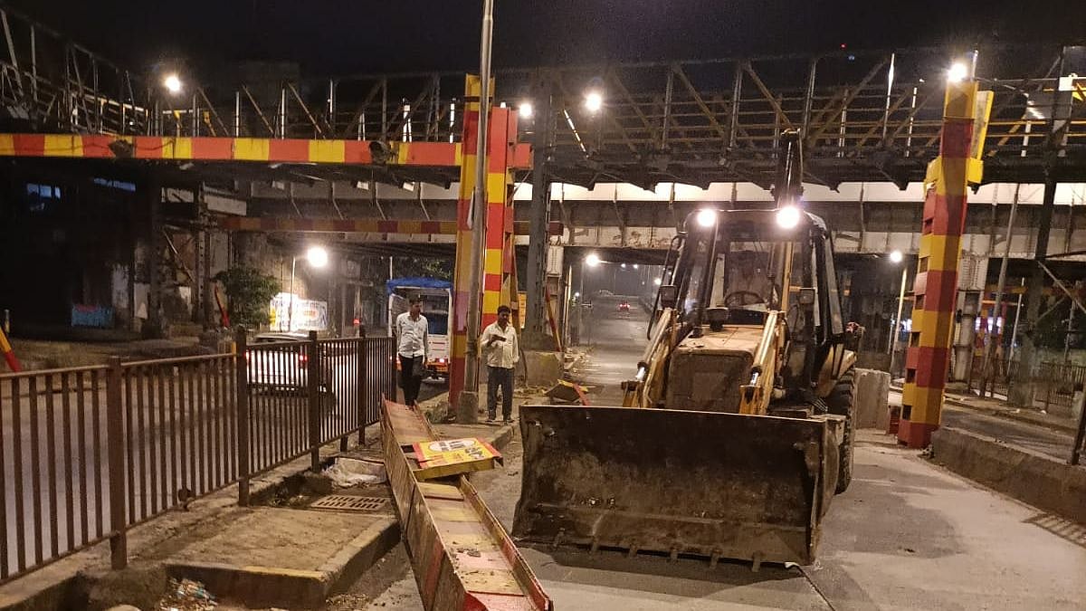 Mumbai: Yet another barricade at King's Circle bridge rammed by a truck