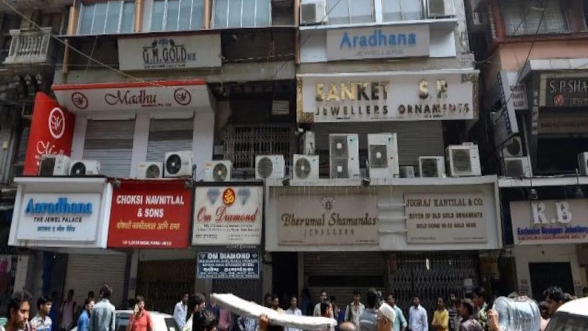 Mumbai: After SC orders, BMC stop taking action against shops with no ...