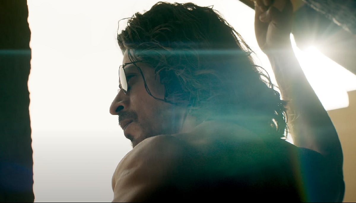 Pathaan: Shah Rukh Khan, Deepika Padukone go guns blazing in new poster ...