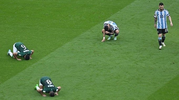 'Unbelievable': Netizens react after Lionel Messi's Argentina stunned ...