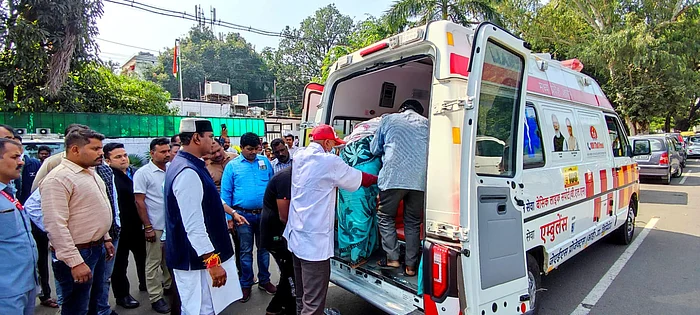 Bhopal : Minister Sarang lends hand to cancer patient, elderly divyang ...
