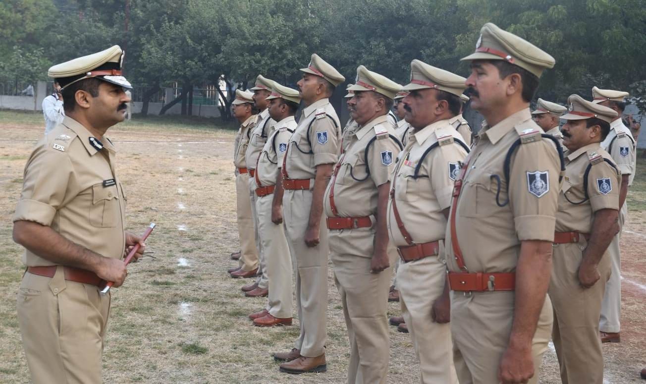 Indore: CP takes salute of police parade in DRP line
