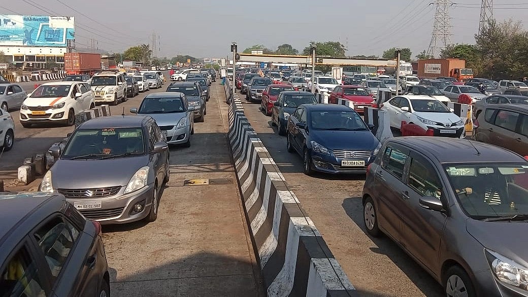 Christmas 2022: Heavy traffic at Mumbai-Pune Expressway, long queues of ...