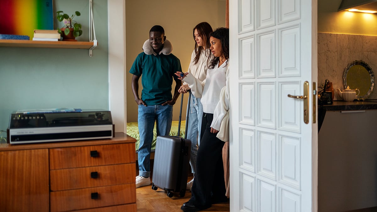 5 Etiquettes You Should Know If You Are Going To Someone s House As A Guest 5-etiquettes-you-should-know-if-you-are-going-to-someone-s-house-as-a-guest