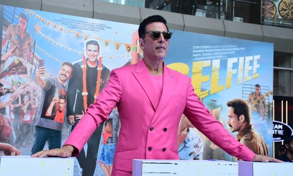 Akshay Kumar arrives at Selfiee trailer launch in all-pink outfit, see ...