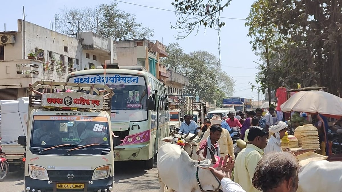 Madhya Pradesh: Kilometre-long traffic jam at MP-Maha border cause ...