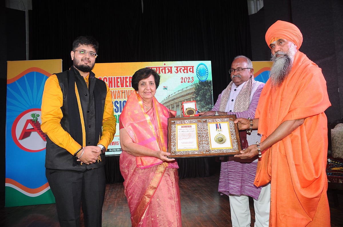 Ujjain: Achievers Award presented to Dr Saluja, others during Republic Fest