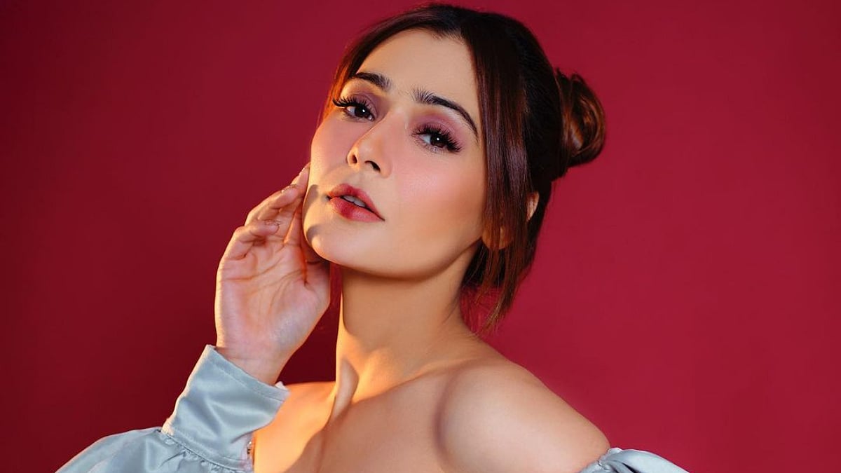 Sara Khan on returning to Bollywood after 8 years with The Era of 1990 ...