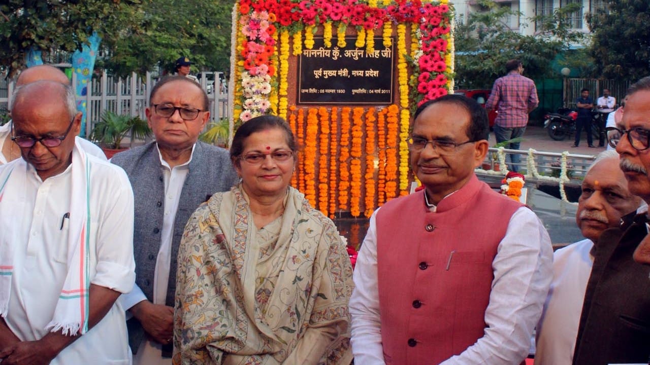 Bhopal: CM unveils Arjun Singh's statue, calls him Chanakya of politics
