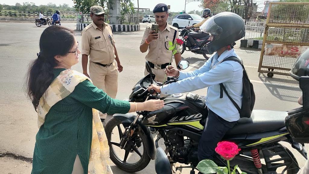 Madhya Pradesh: RTO gives roses to citizens for following traffic rules ...