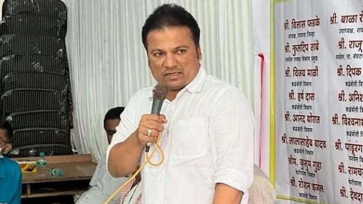 Mumbai: Former LoP at PMC Pritam Mhatre demands that foreign travellers ...