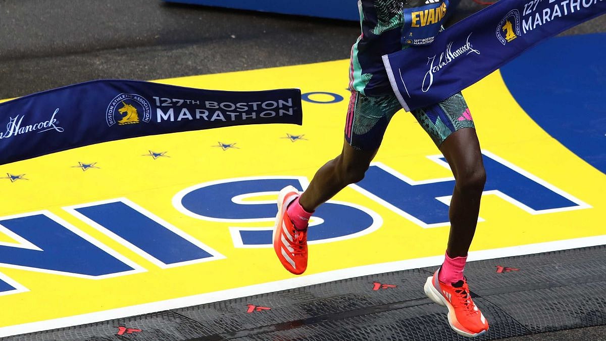 'Sh*t happens': Boston Marathon runner takes quick break to poop at ...