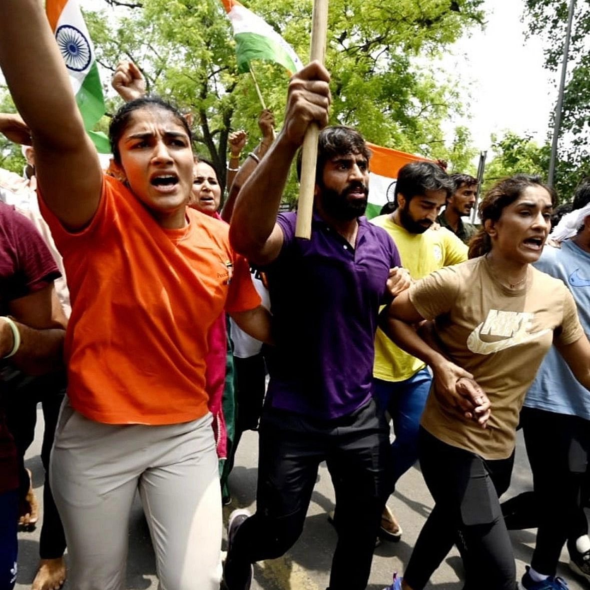 Vinesh Phogat, Sakshi Malik manhandled as Delhi Police uses full force ...