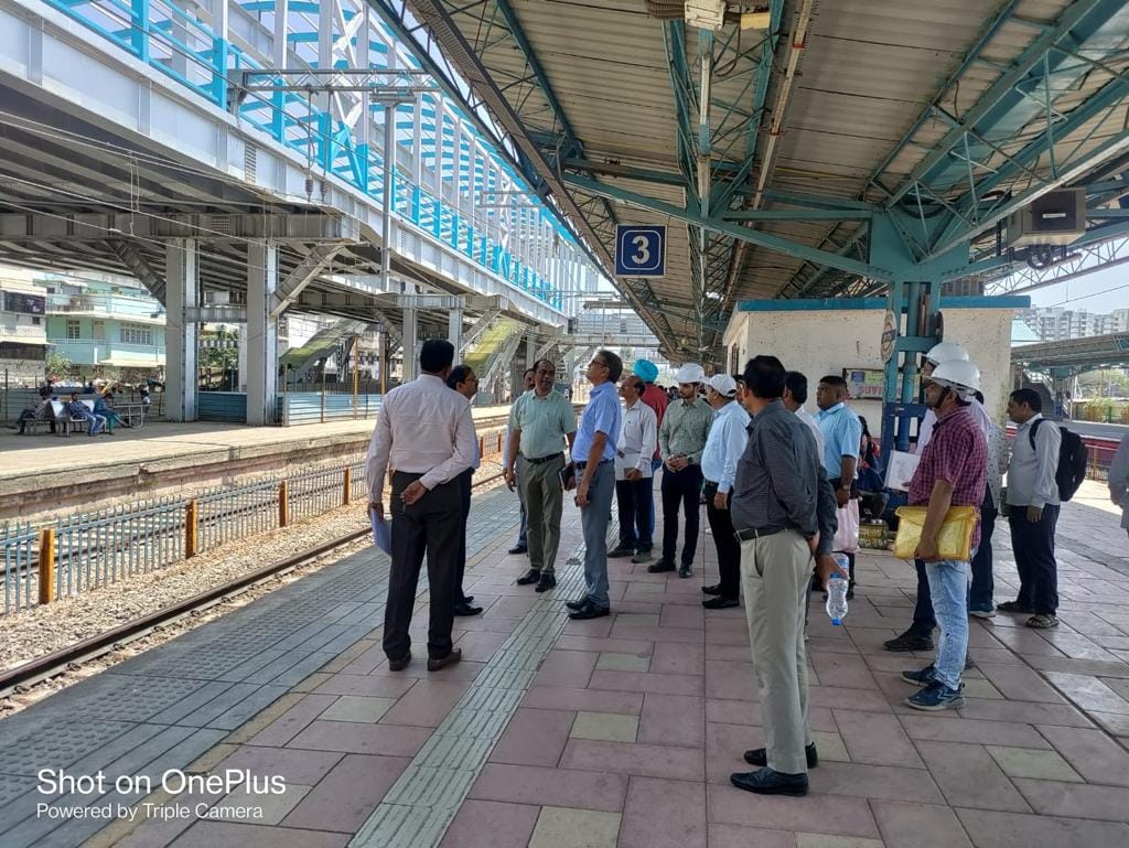 Mumbai News: Khar railway station's augmentation to be completed by ...