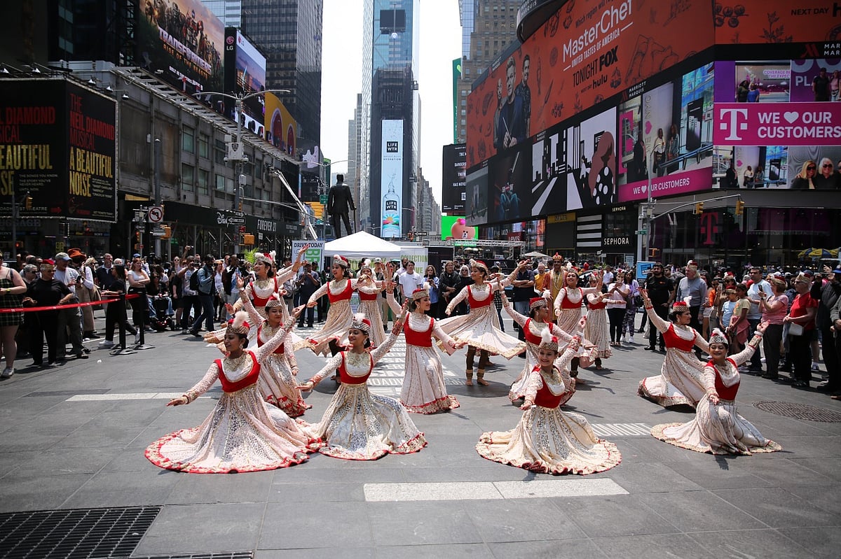After Oscars Mughal-E-Azam cast performs at Times Square; the musical ...