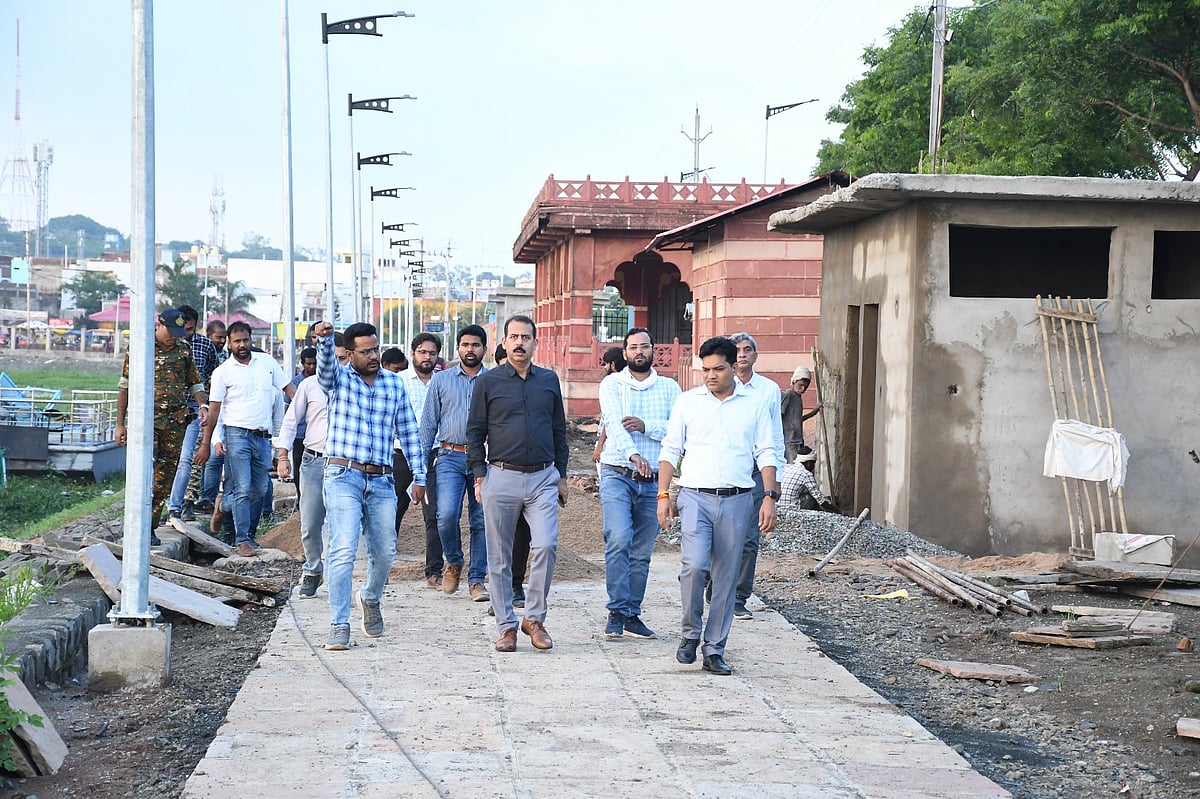 Madhya Pradesh: Officials Asked To Make Seating Arrangements On Banks ...