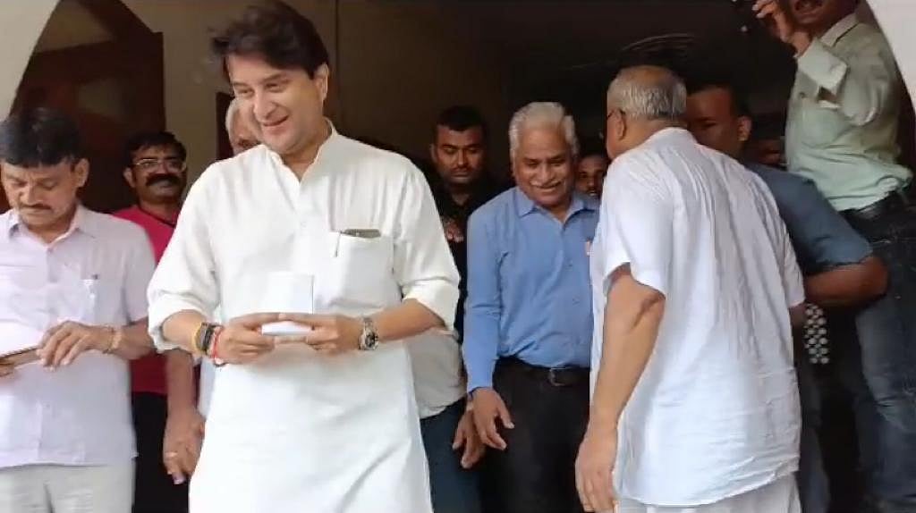 MP: Union MInister Scindia Visits RSS Office In Gwalior For First Time ...