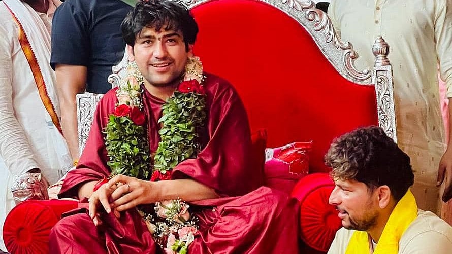 Indian Spinner Kuldeep Yadav Seen Sitting Beside Dhirendra Shastri's ...