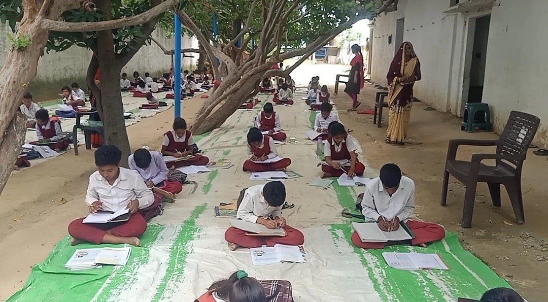 MP: Students Write With Two Hands Simultaneously In Two Different ...