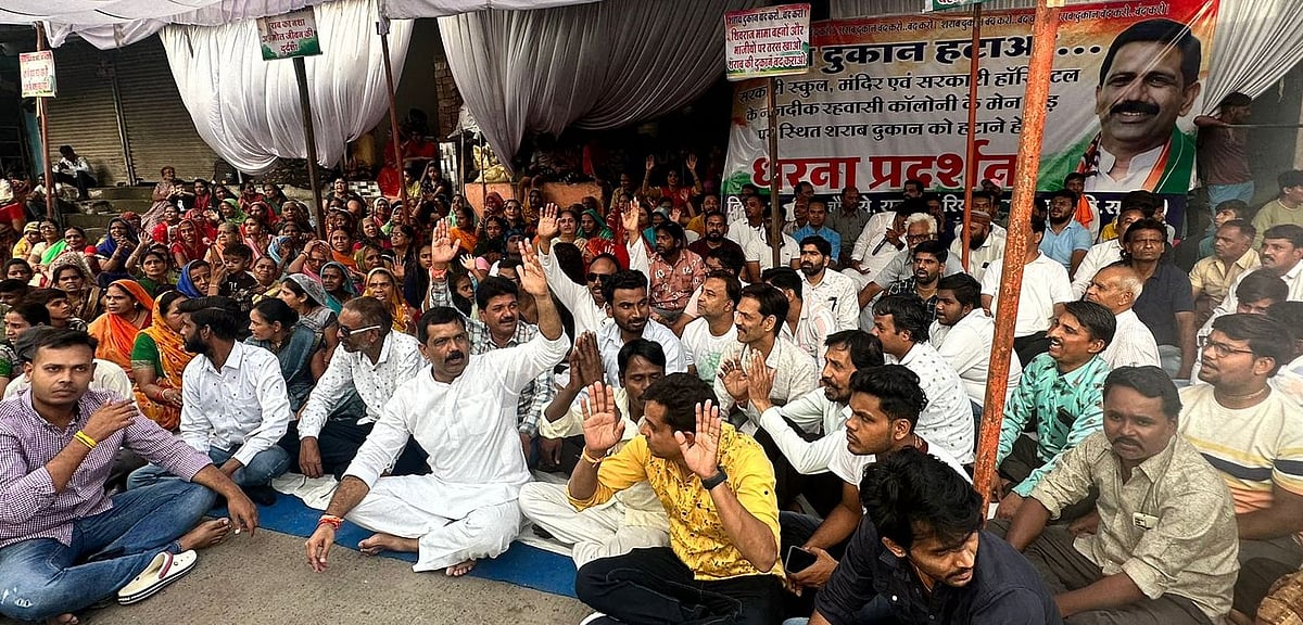 Indore: Protest Against Liquor Shop Residents Recite Hanuman Chalisa ...