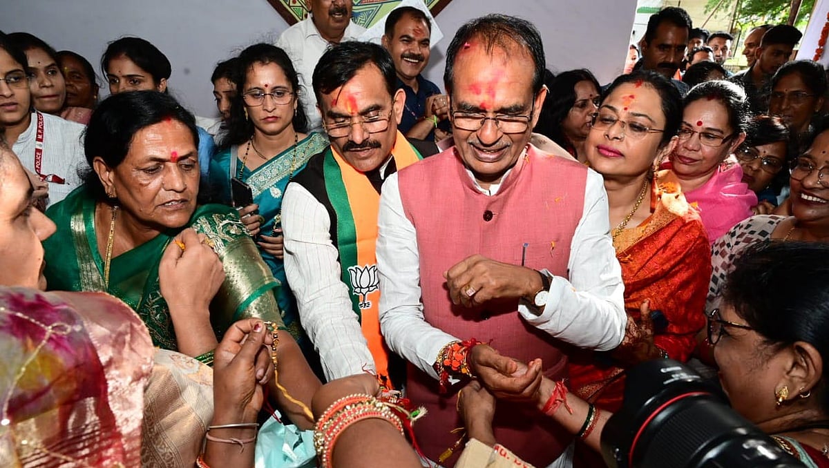 Bhopal: Mahila Morcha Members Tie Hand-made Rakhi To CM Shivraj, VD Sharma