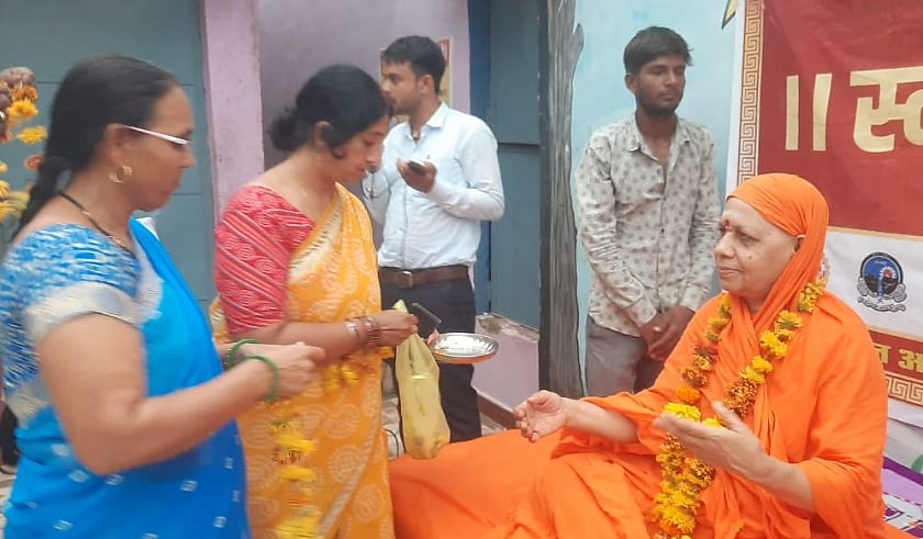 Madhya Pradesh: Muslim Women Welcome Sadhi Saraswati By Showering ...