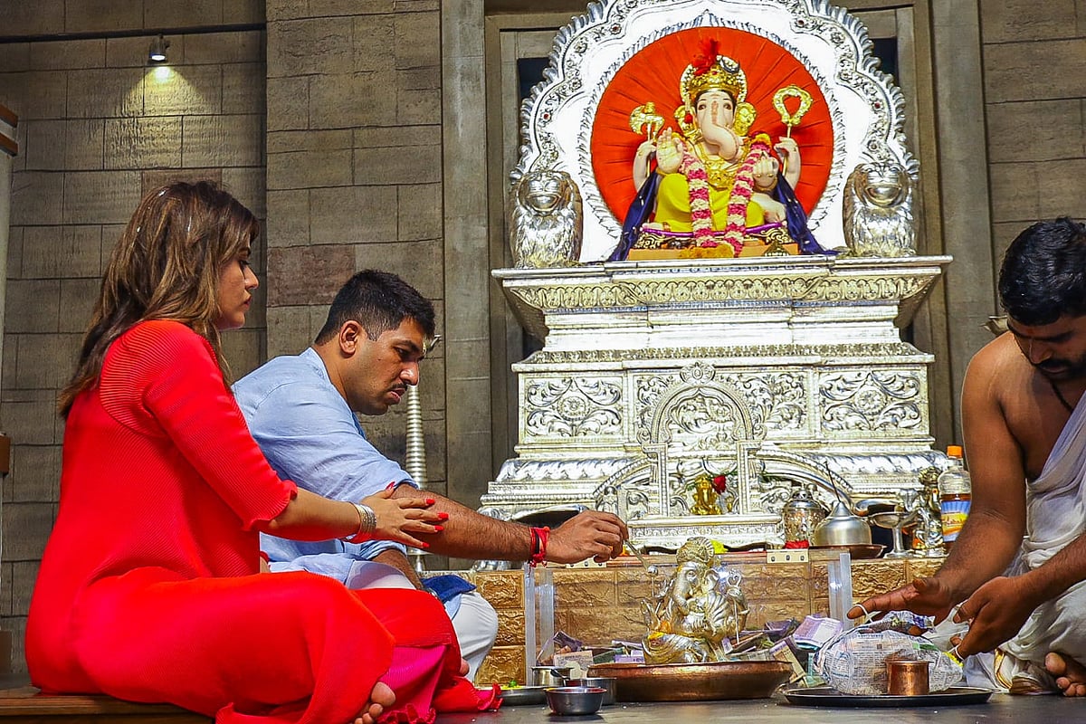 Pune: Punit Balan Donates Silver Ganesha Idol To Kasba Ganpati