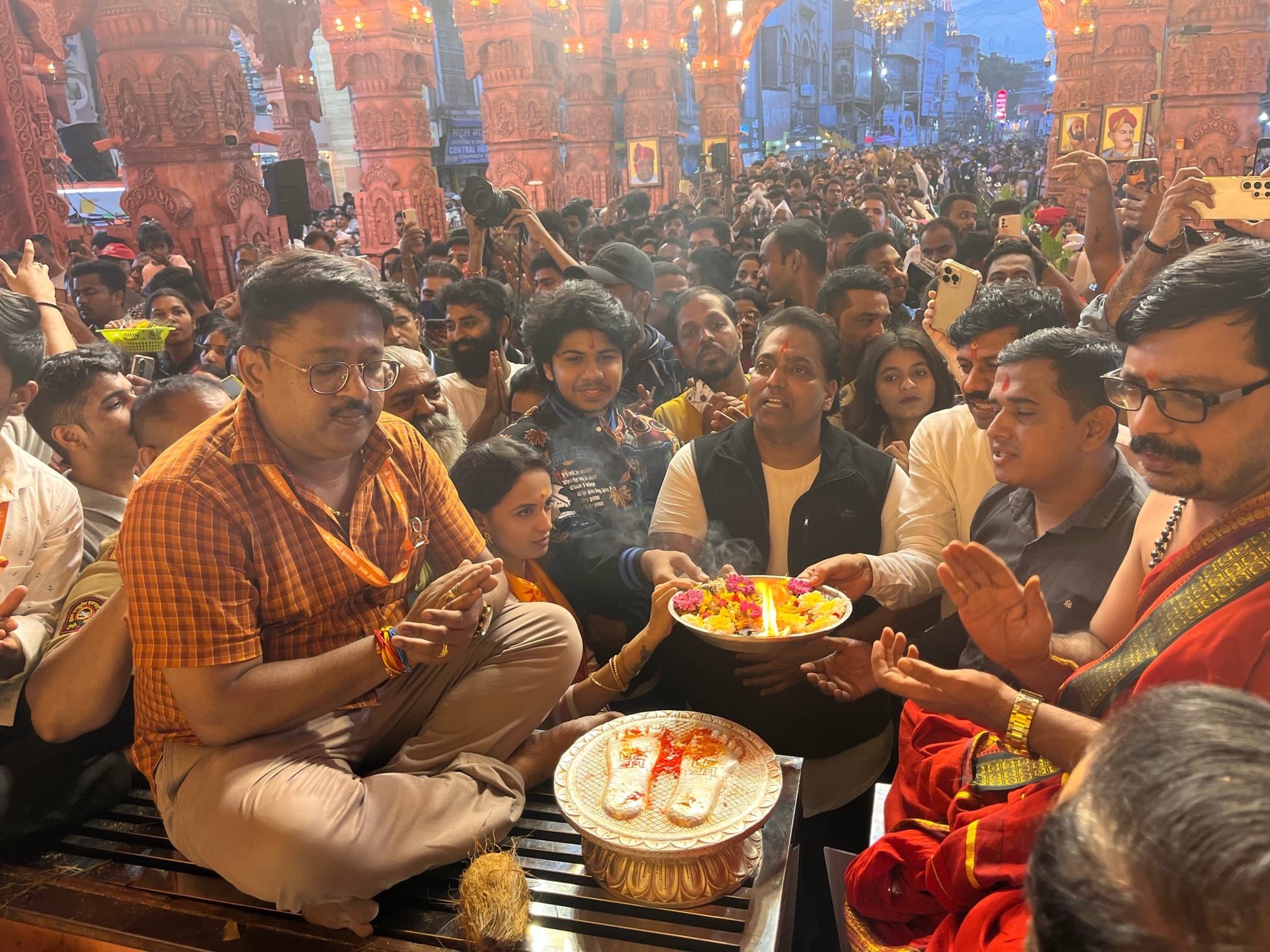 Pune: Ganesh Acharya Performs Aarti At Dagdusheth Halwai Ganpati Pandal ...