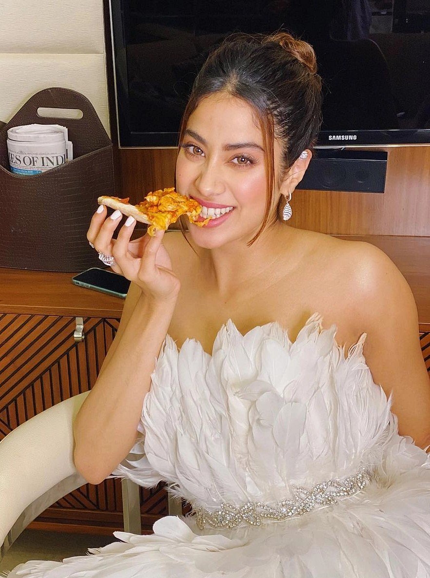 Bollywood Actors Who’d Kill For A Pizza