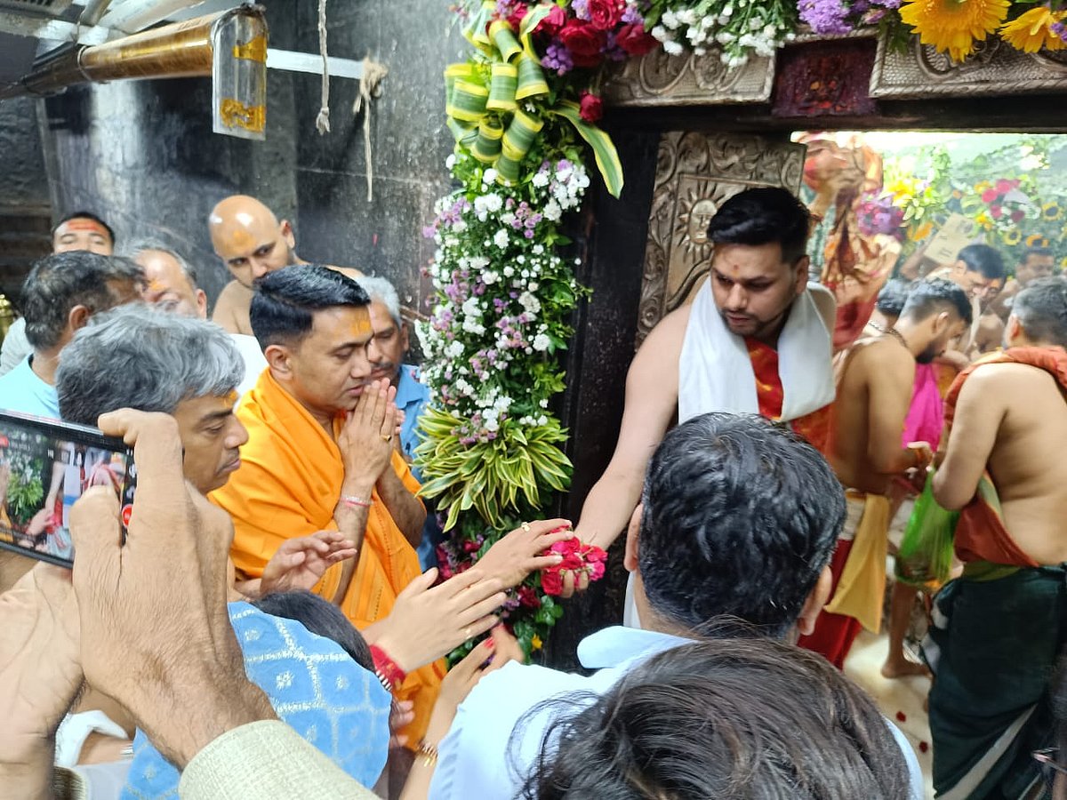 Politicians On Temple Run: Goa CM Pramod Sawant, K'taka Ex-CM ...