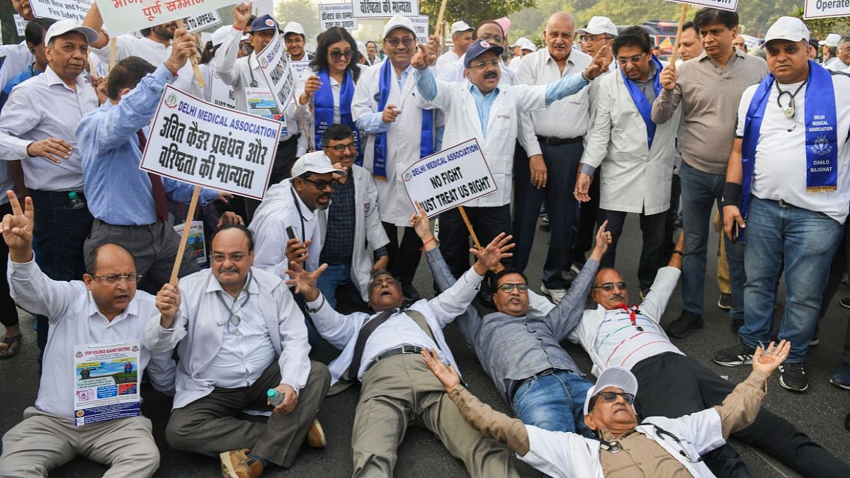 Delhi Medical Association Doctors Take To Streets Protesting Violence ...