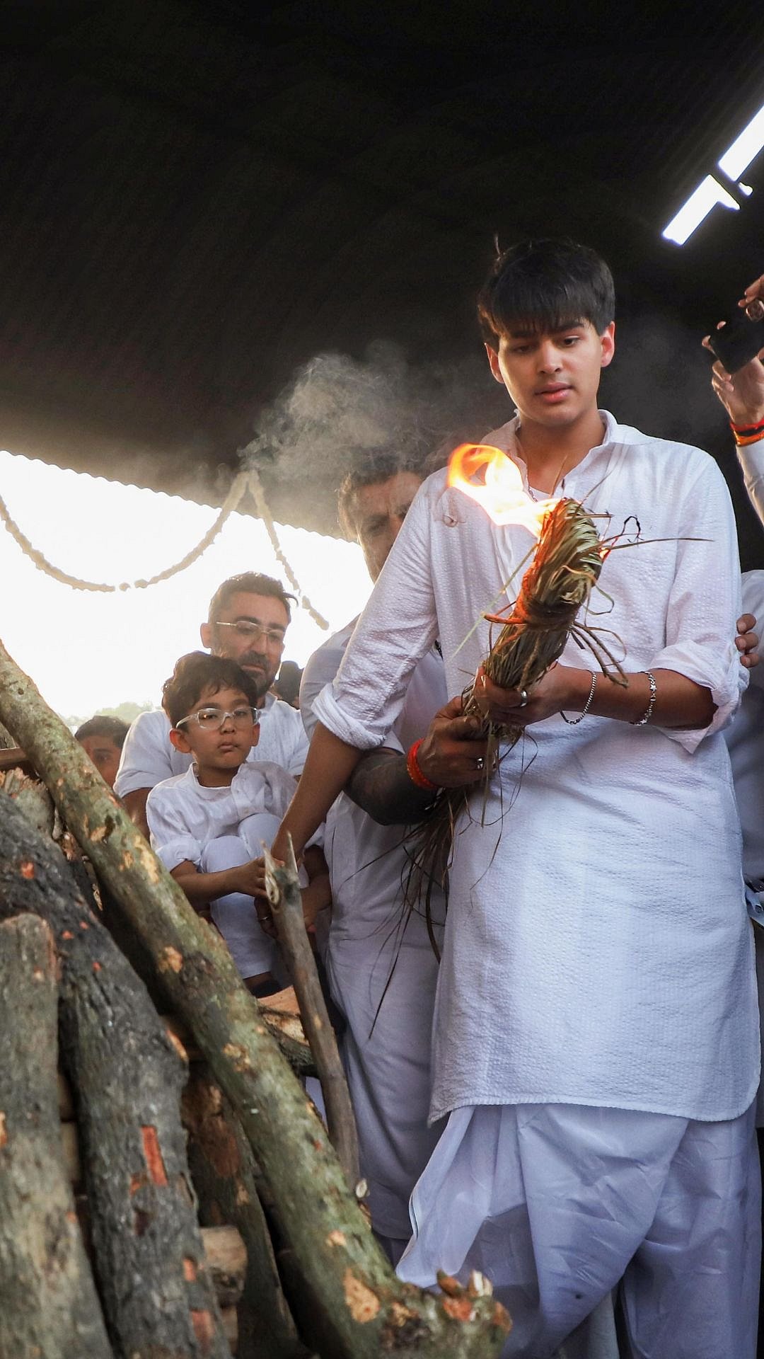 Subrata Roy Funeral Pictures: Grandson Performs Last Rites; Akhilesh ...