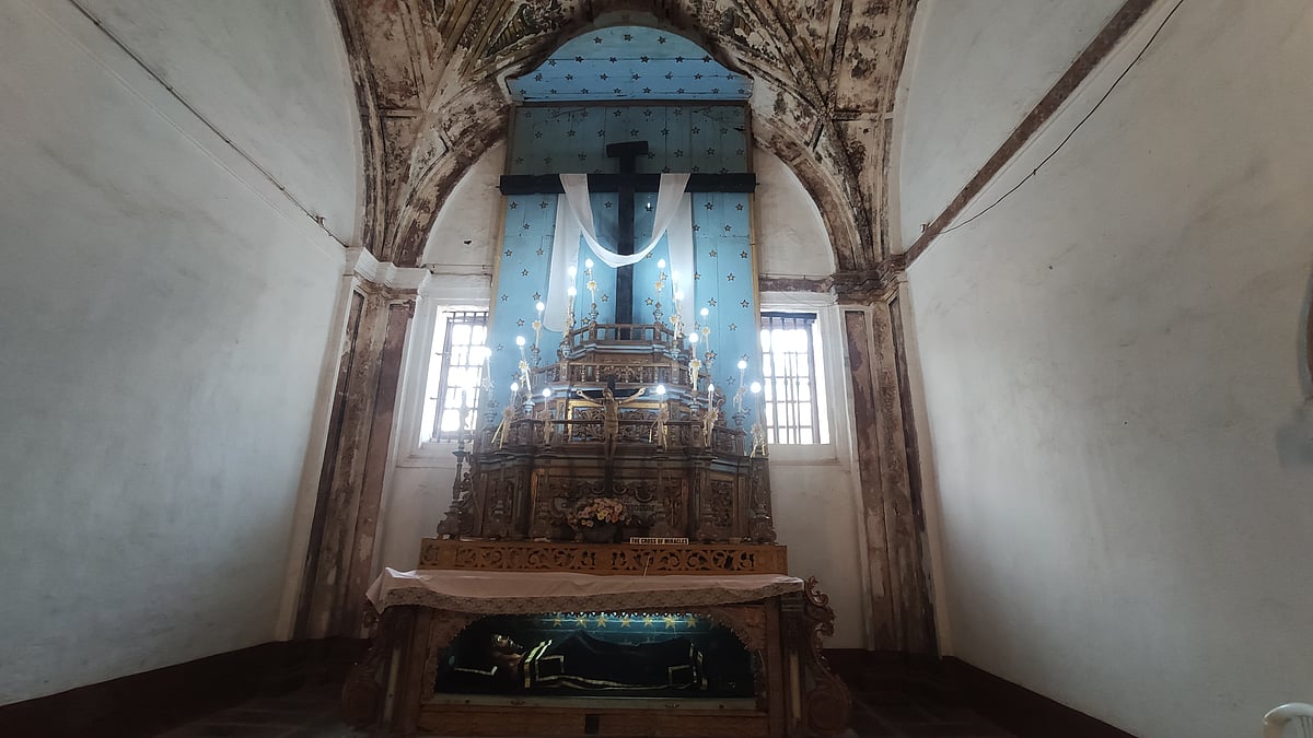 What’s the story behind the famous 'Cruz dos Milagres' in Old Goa?