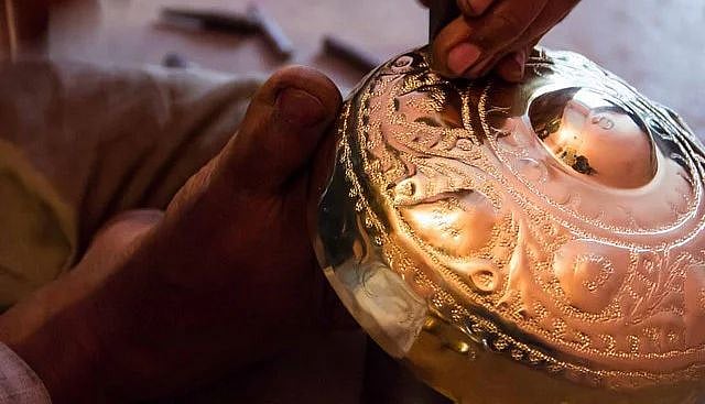 Besides Chikankari of Lucknow, here are 4 other crafts that originated ...