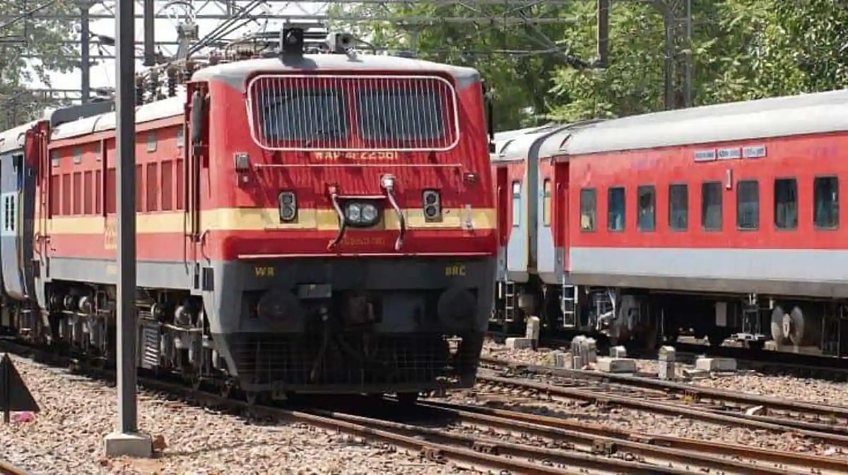 Indore to new delhi train