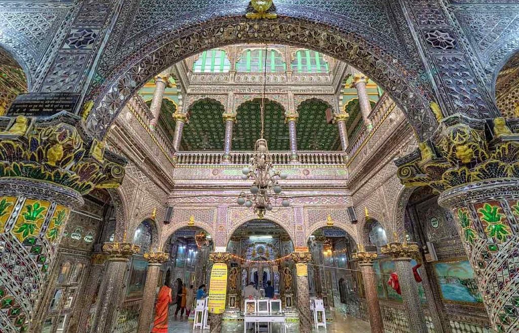 Glistening in glass, the exquisite Kanch Mandir of Indore has crossed ...