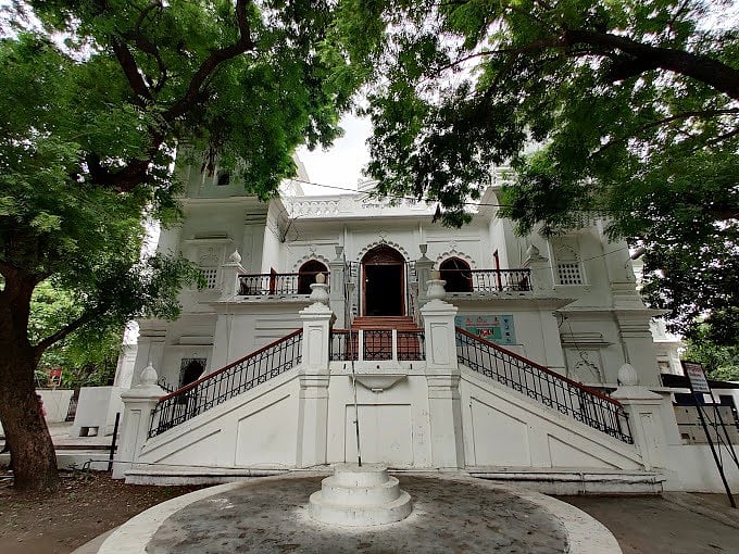 amir-ud-daulah library lucknow