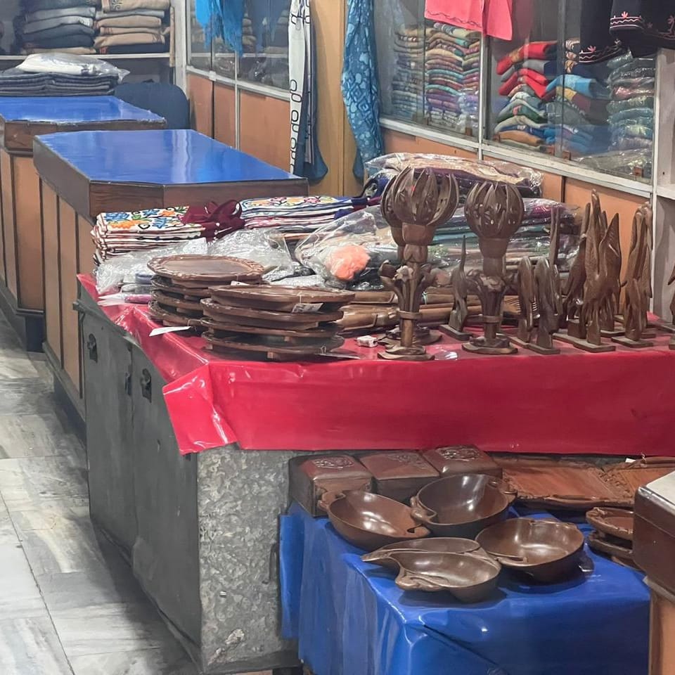 Art lovers of Lucknow, explore the colourful world of Kashmir ...