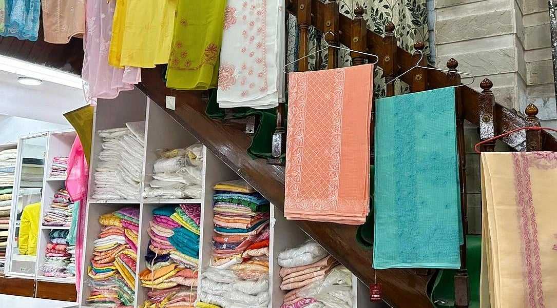 Ethnic designs in diverse hues: Hazratganj's UP Handlooms showcases ...