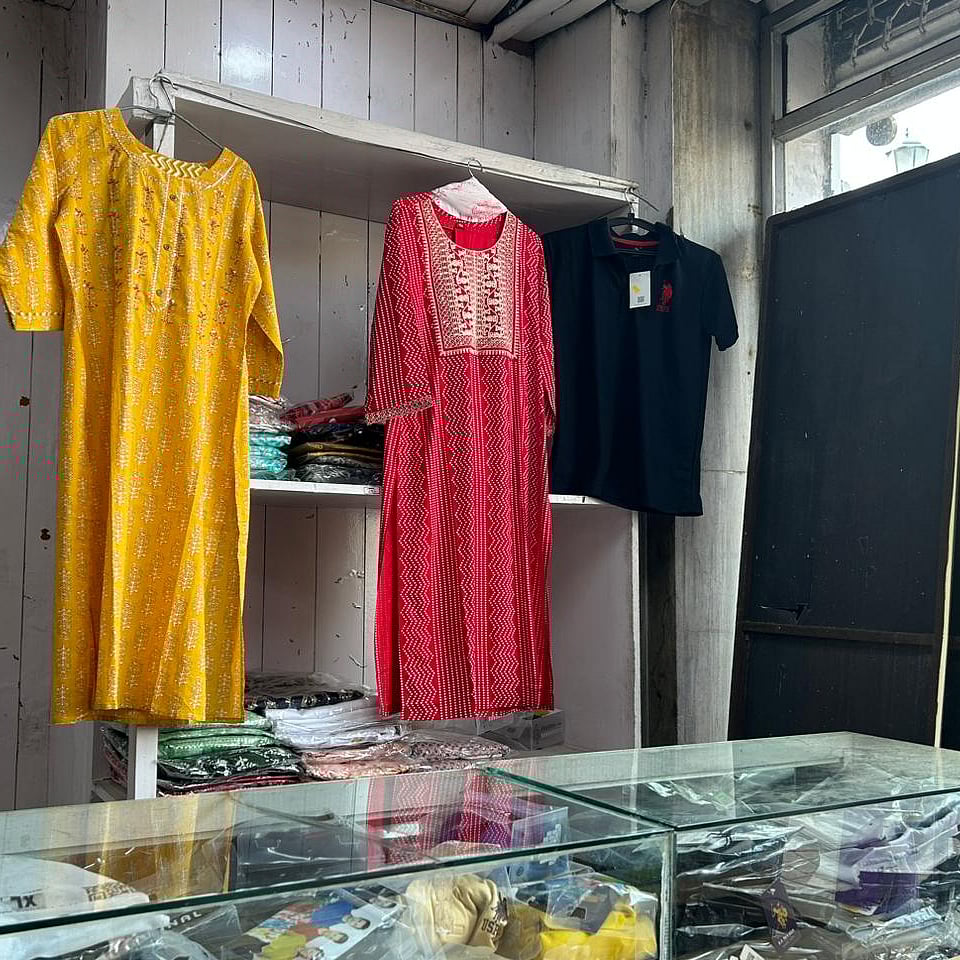 Ethnic designs in diverse hues: Hazratganj's UP Handlooms showcases ...