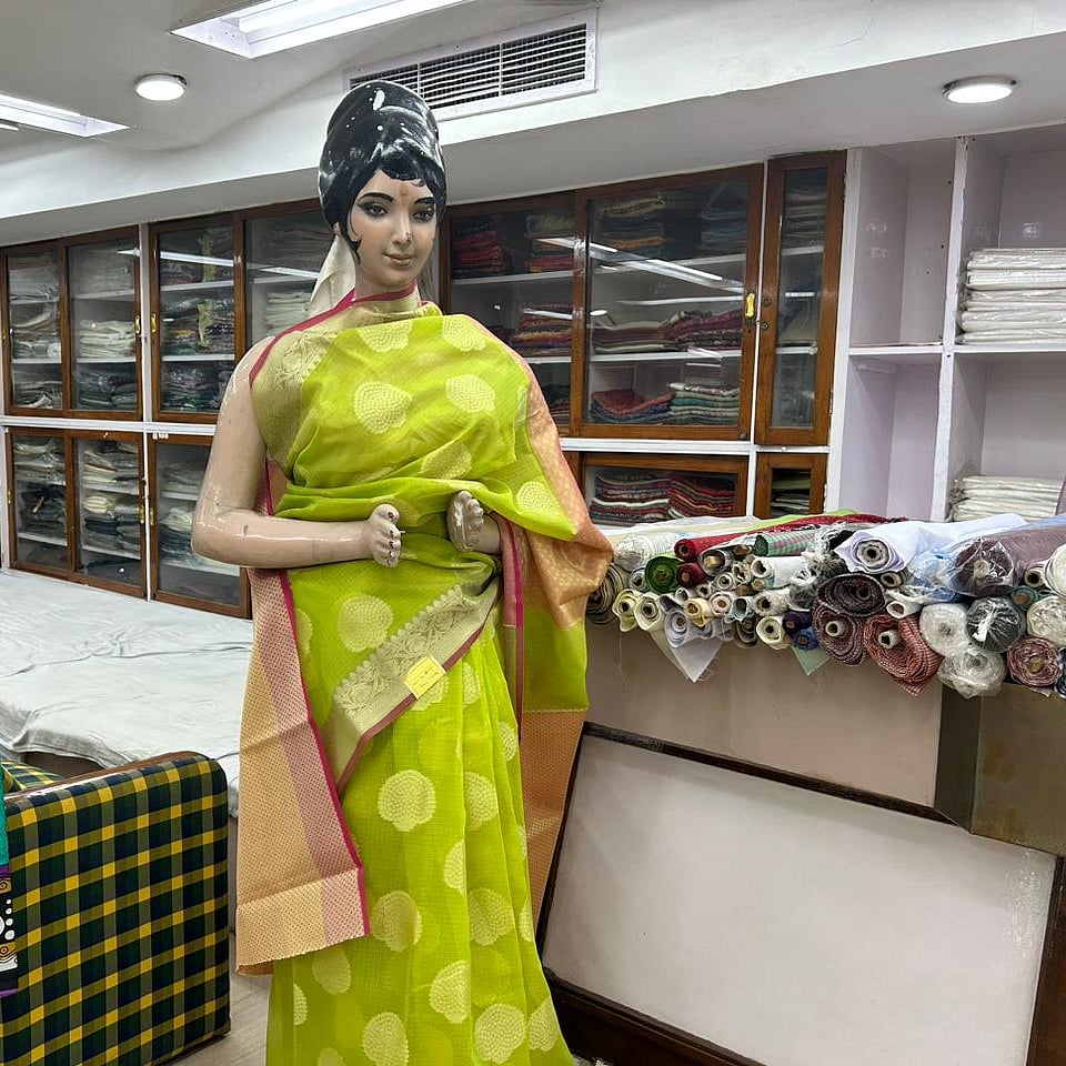 Ethnic designs in diverse hues: Hazratganj's UP Handlooms showcases ...