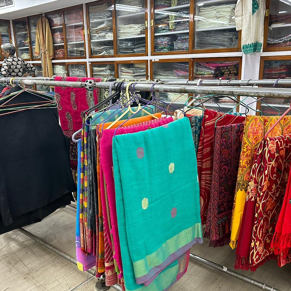 Ethnic designs in diverse hues: Hazratganj's UP Handlooms showcases ...
