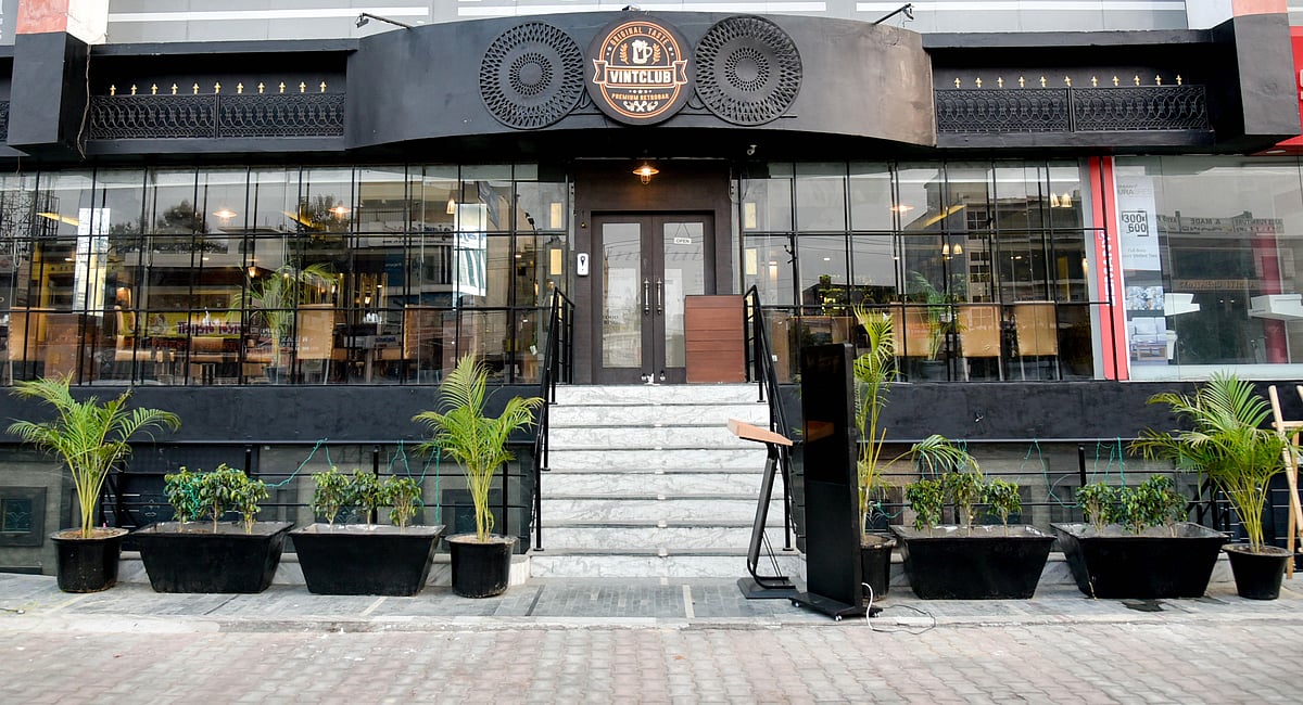 Lucknow's first Premium Retrobar, VintClub is here to redefine the city ...