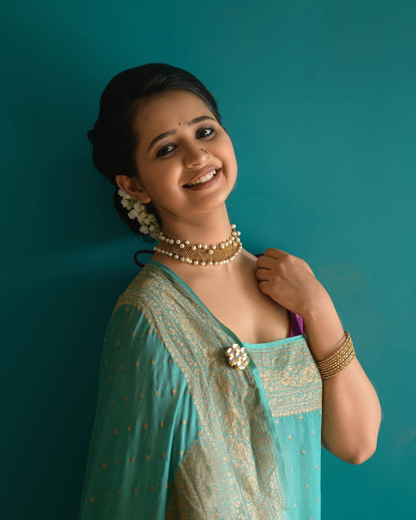 aai kuthe kay karte fame actress gauri kulkarni traditional look